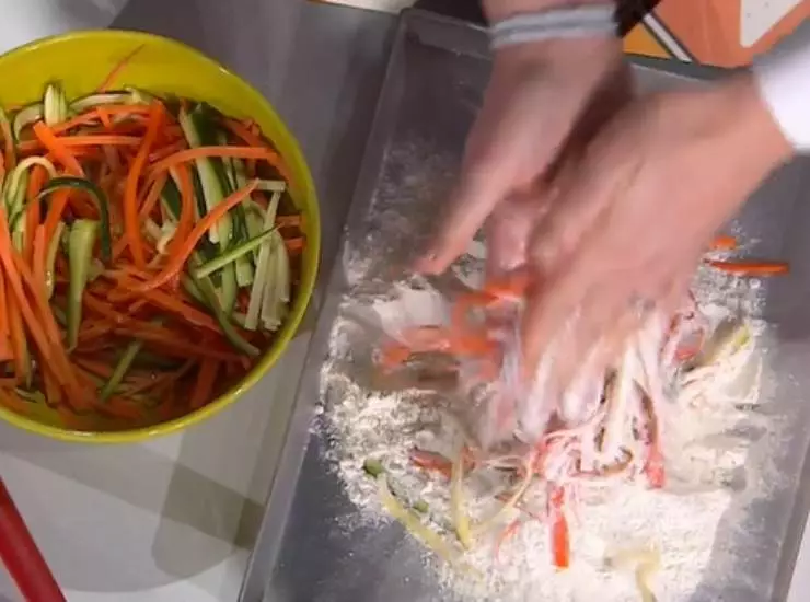 Gebratene Karotten und Zucchini-Julienne. Foto von È semper Mezzogiorno