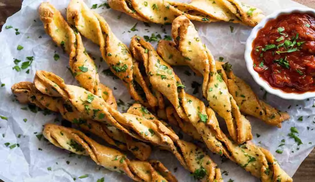 زيتون ۽ rosemary breadstick | هڪ لذيذ ۽ ناقابل برداشت ناشتو