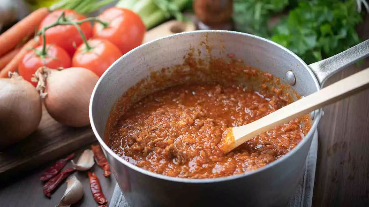 Paano gumawa ng ragù na may natirang cotechino at walang itatapon