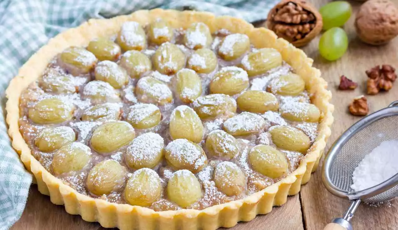 Walnut and white grape tart | Very easy and elegant