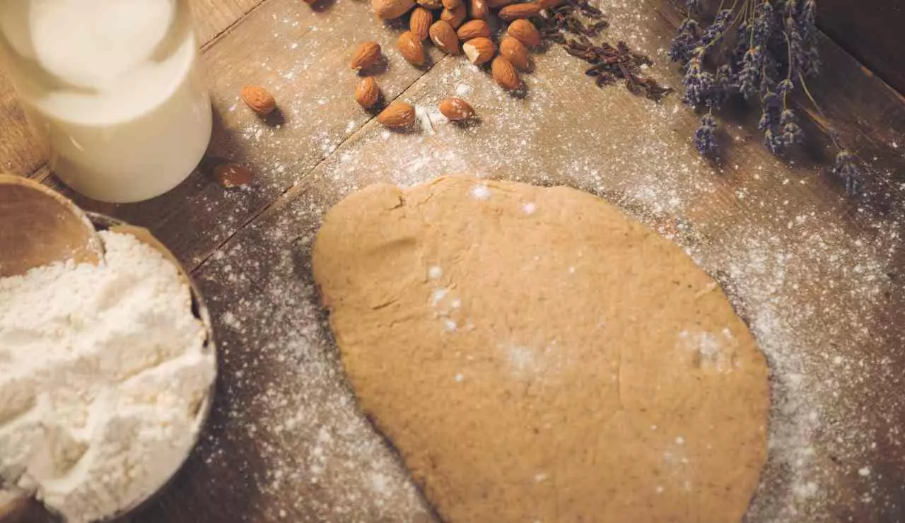 Shortcrust pastry with almond and cinnamon | ល្អឥតខ្ចោះសម្រាប់បង្អែមរដូវស្លឹកឈើជ្រុះ 35924_1