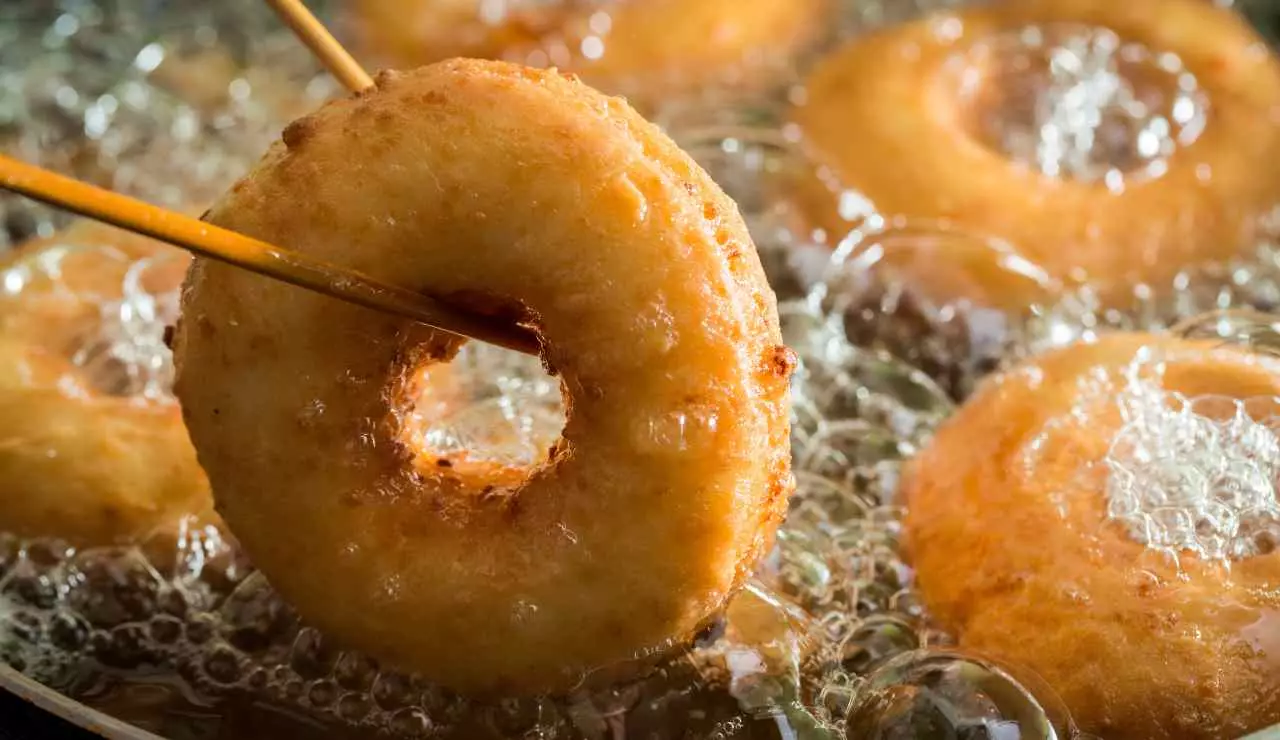 Net déi üblech séiss Donuts | Probéiert dëst Rezept an Dir wäert et ni verloossen!