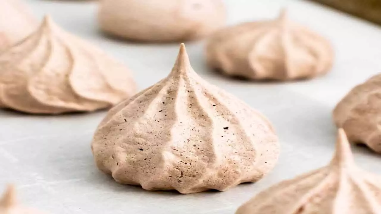 Meringues met cacaosmaak