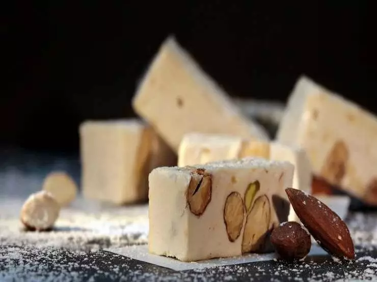 Milhojas con crema de turrón