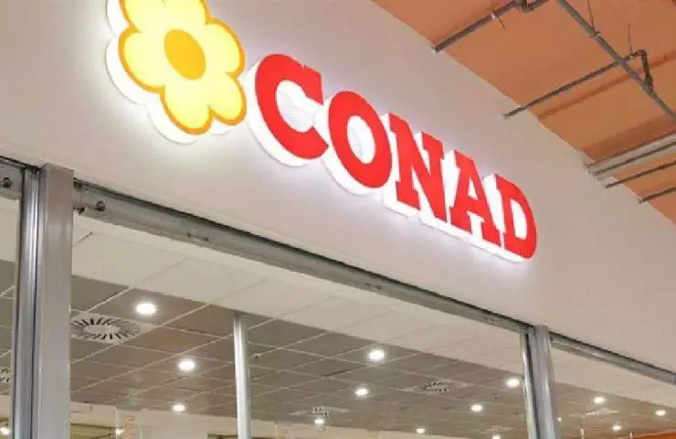 Conad-logo ved inngangen til et supermarked