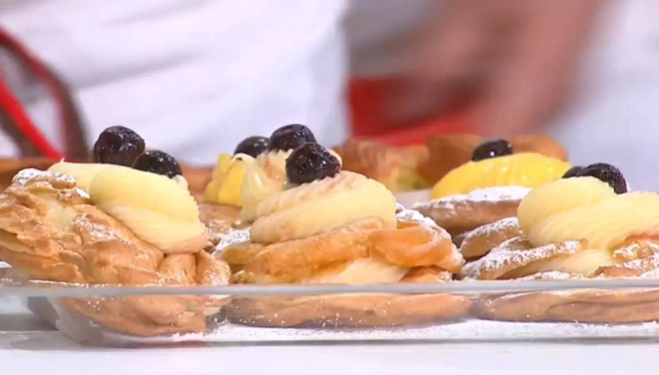 Grianghraf de Tá sé meán lae i gcónaí. Zeppole di San Giuseppe leis na príomhchócaire Mauro agus Mattia Improta