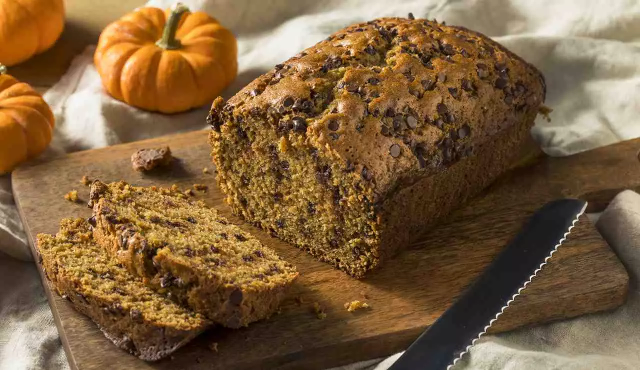 Soft pumpkin and chocolate plumcake | Ready in 10 minutes