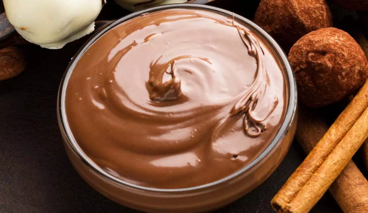 Ihe ụtọ Carnival eghe eghe: ọ dịghị Nutella, kama ọ bụ ude chọkọletị dị ọkụ ma dị ngwa ngwa iji mejupụta ha 36011_1