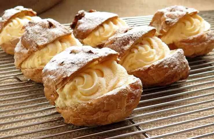 I-Cream profiteroles