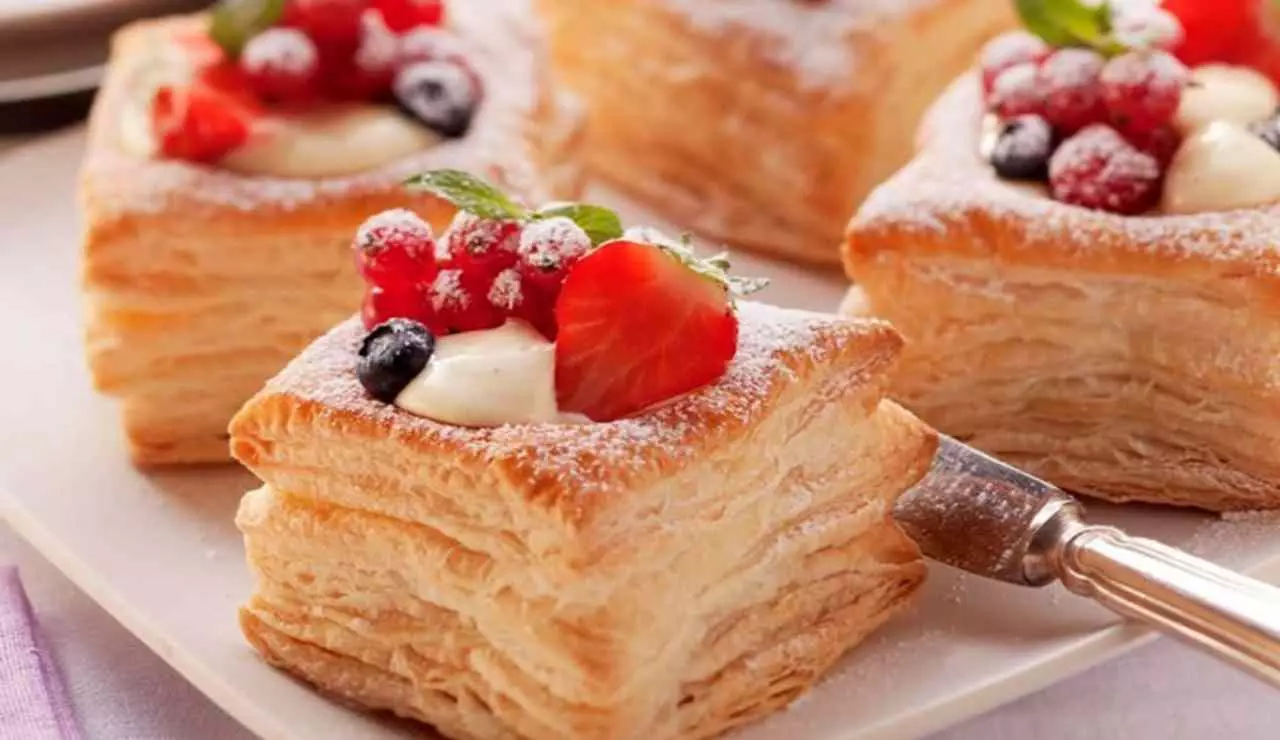 Chantilly ခရင်မ်ဖြင့် burrata puff pastry ၏လေးထောင့်