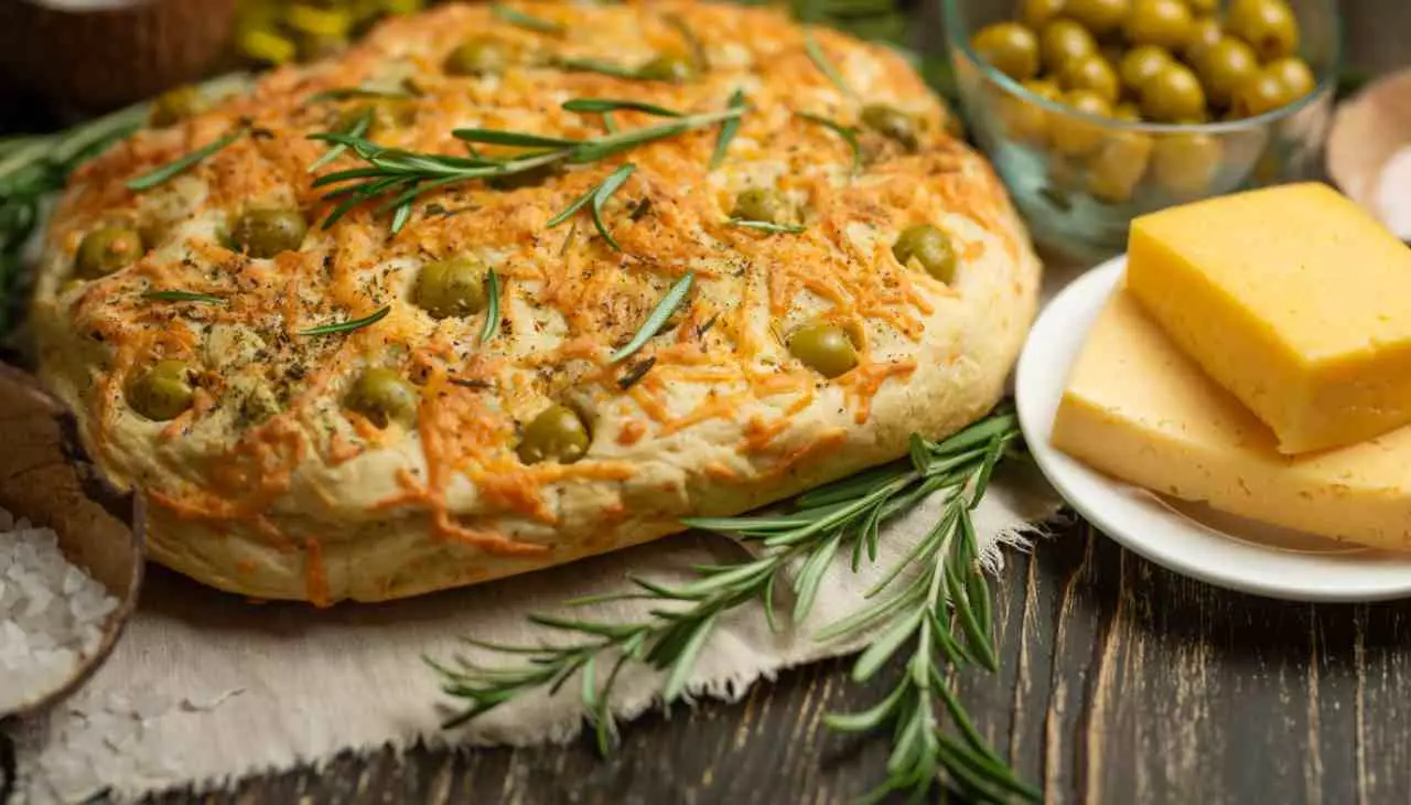 Focaccia gazta, oliba eta erromeroarekin | Jaki gazia eta gutizia