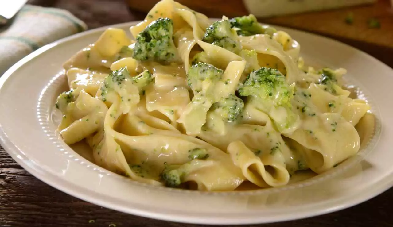 Pappardelle with broccoli and stringy béchamel 2022/01/29 recipe print