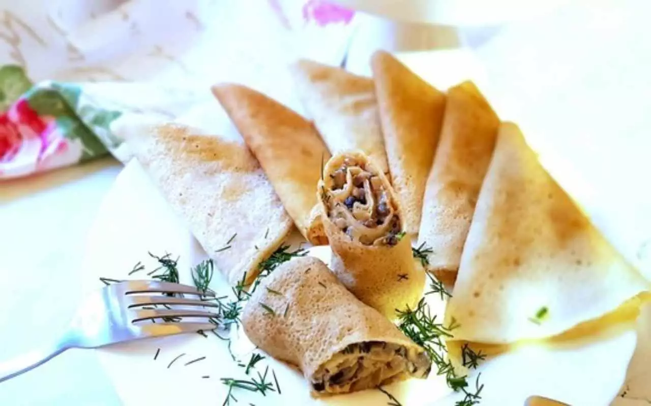 Ufulawa we-Chestnut crepes nge-radicchio | Okumnandi