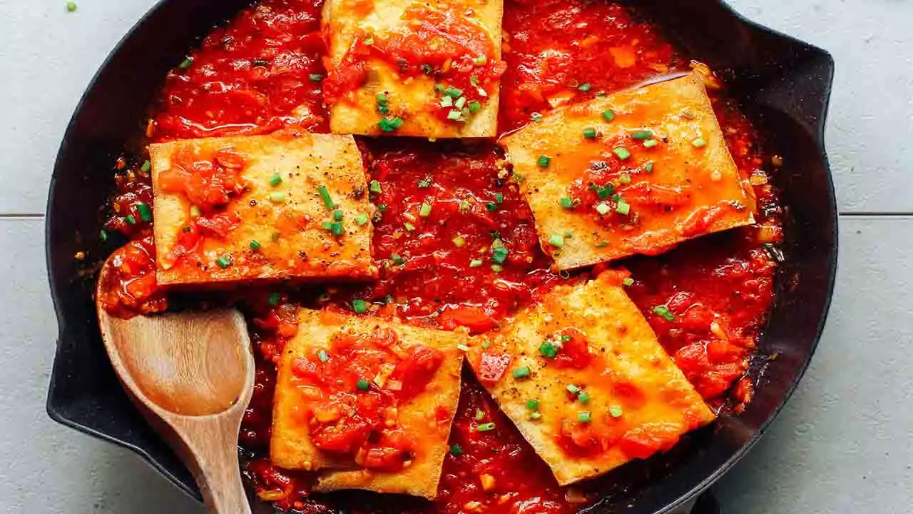 Tofu con tomate y perejil