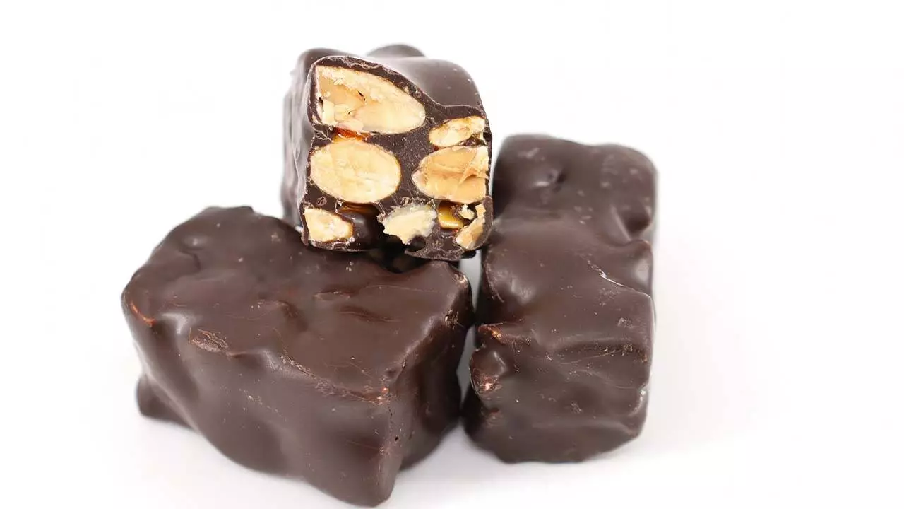 Nougat na chokoleti na hazelnuts, inakuja