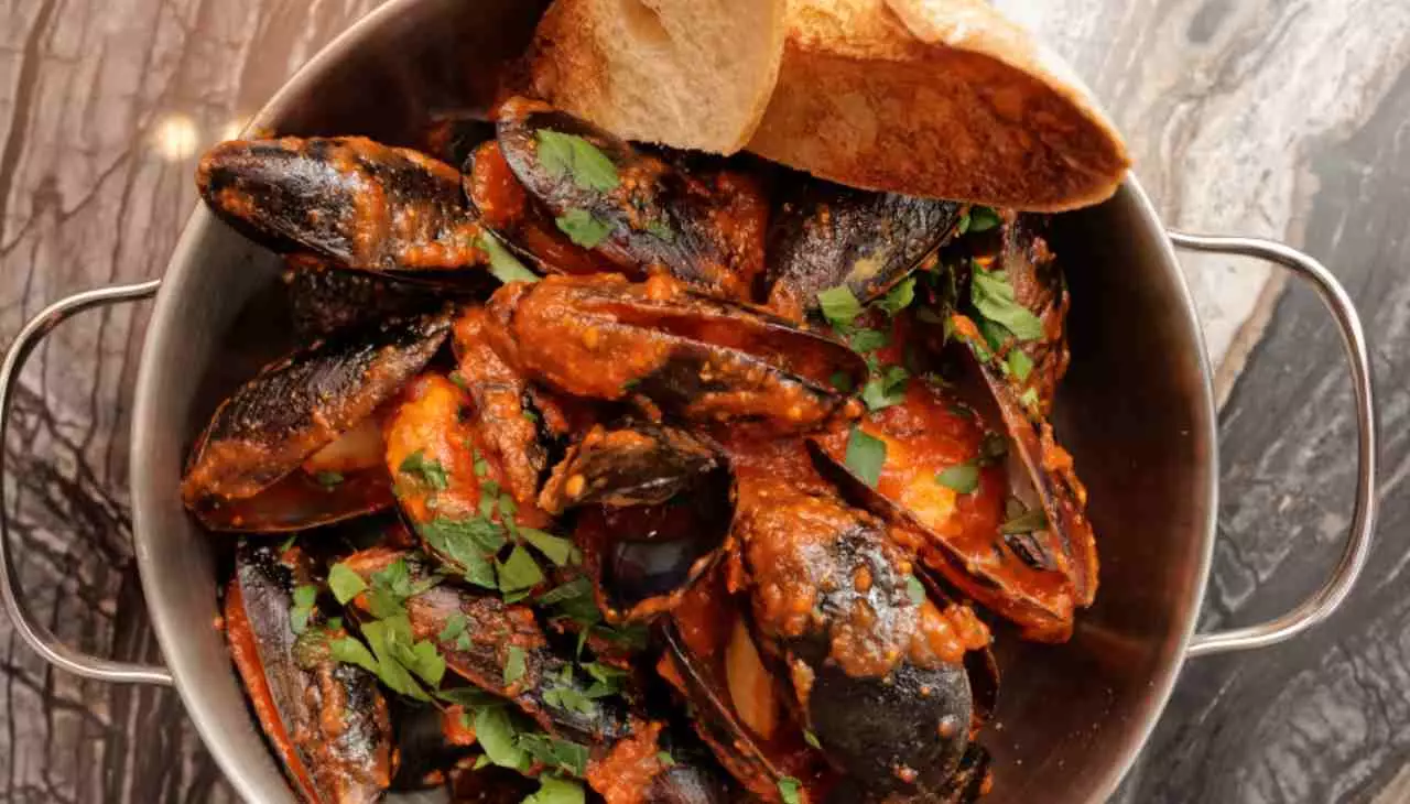 Zokometsera tomato mussels | Chinsinsi cha kosi yachiwiri yokoma komanso yokoma