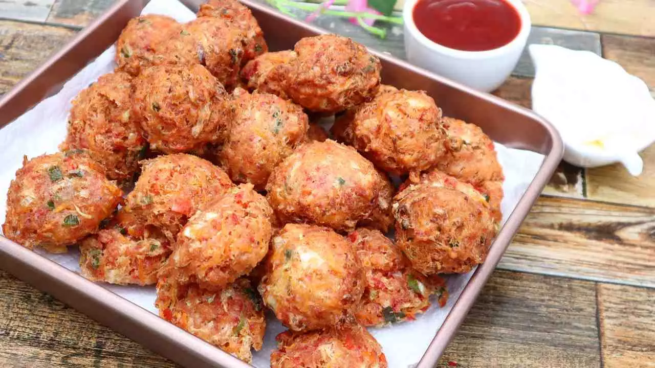 Meatballs nemiriwo uye speck | Inonaka, yakapwanyika uye yakakara