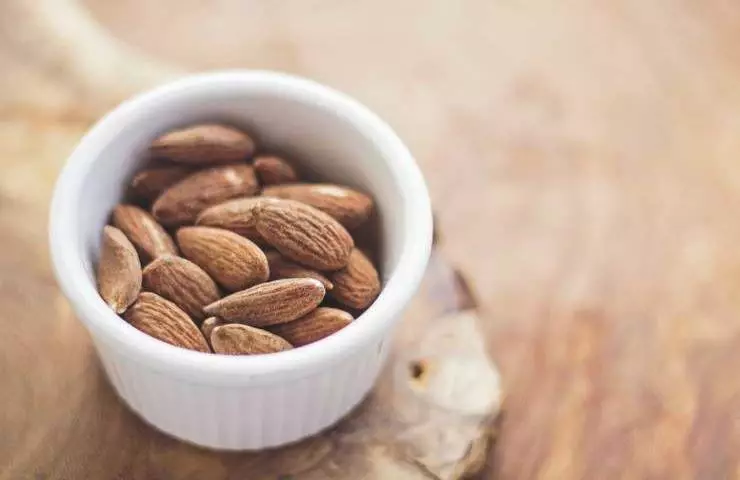 Ti kuna sun oorun iya-ọkọ tabi praline almonds? Ilana ti o rọrun, pẹlu ìyìn 36157_2