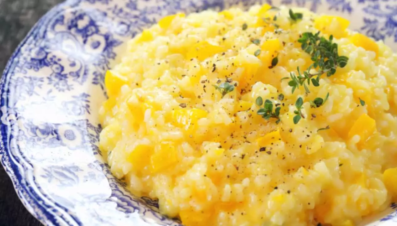 Risotto gyda phupurau a courgettes | Syml iawn i'w wneud ac yn gyfoethog mewn blas