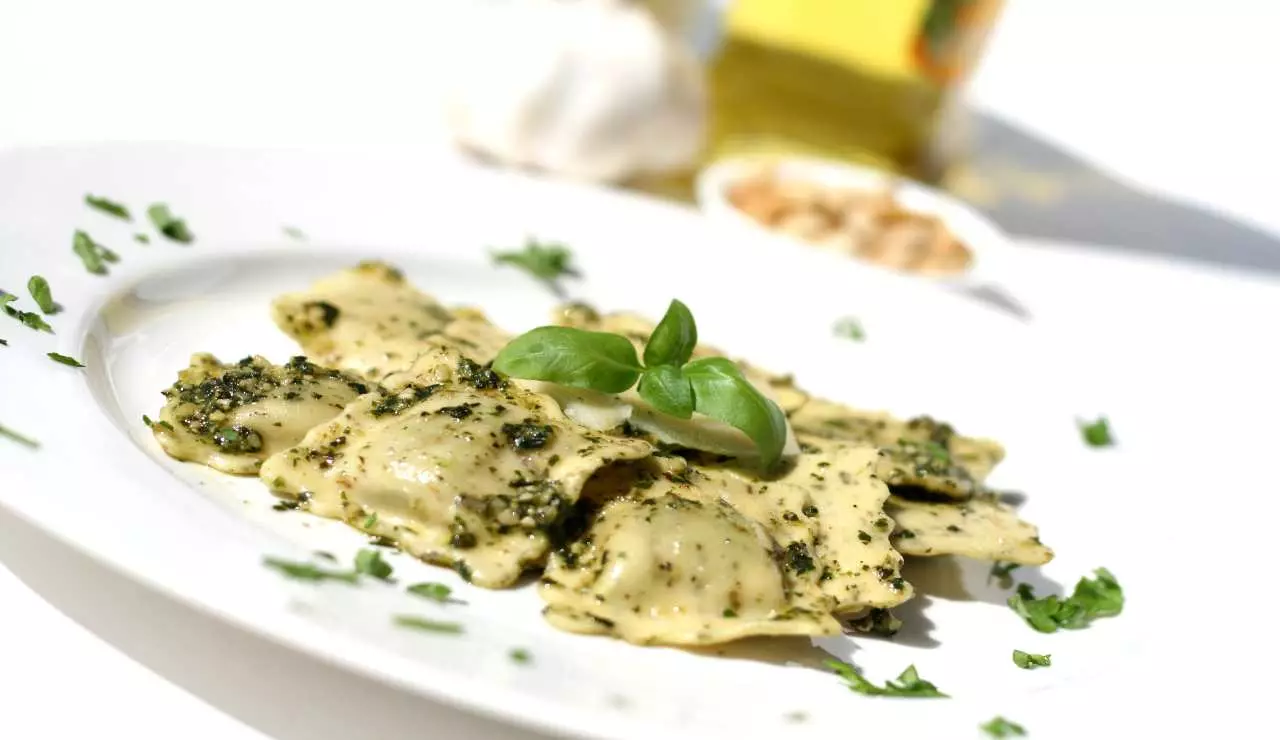 Ravioli med ricotta mousse og zucchini med pesto