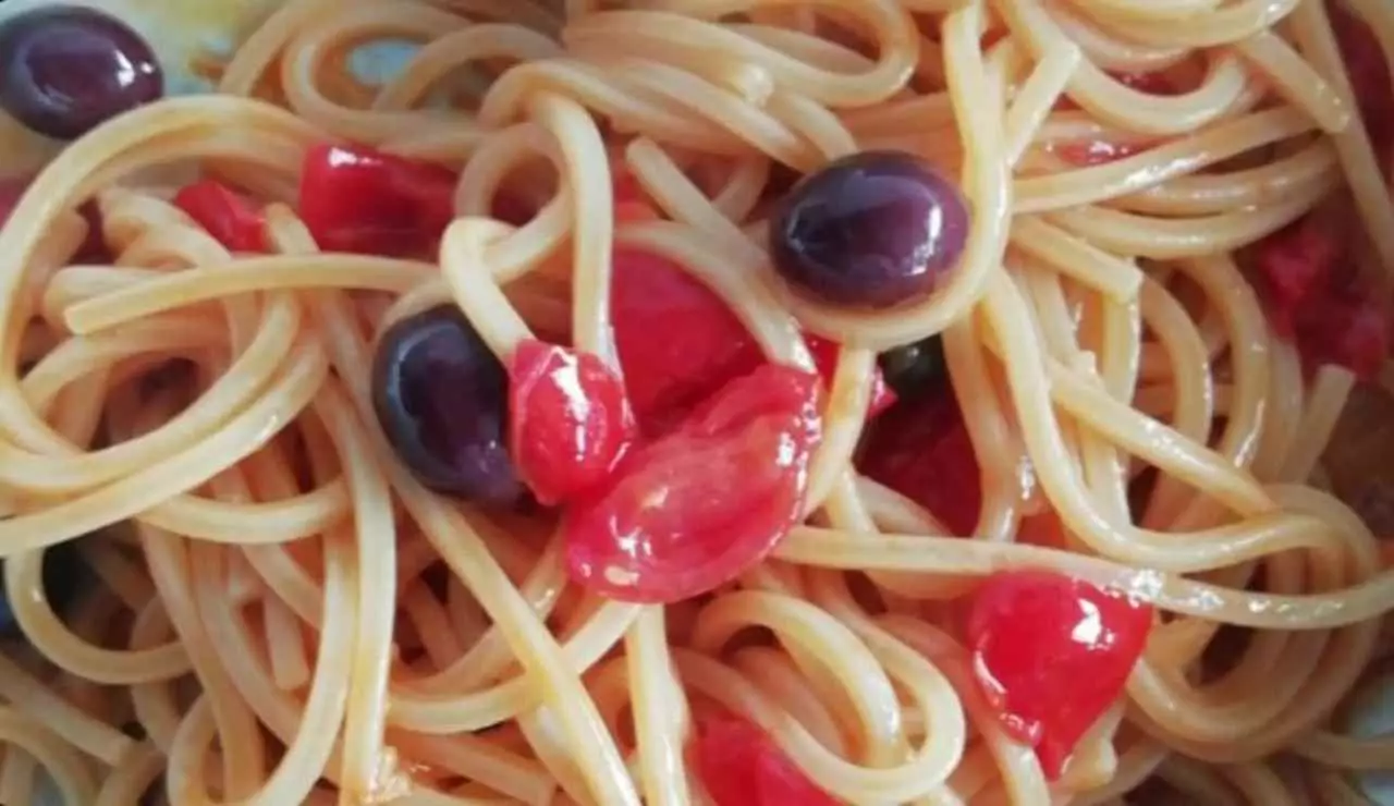 Gilos pomidorlari, qora zaytun va chilli bilan tez spagetti