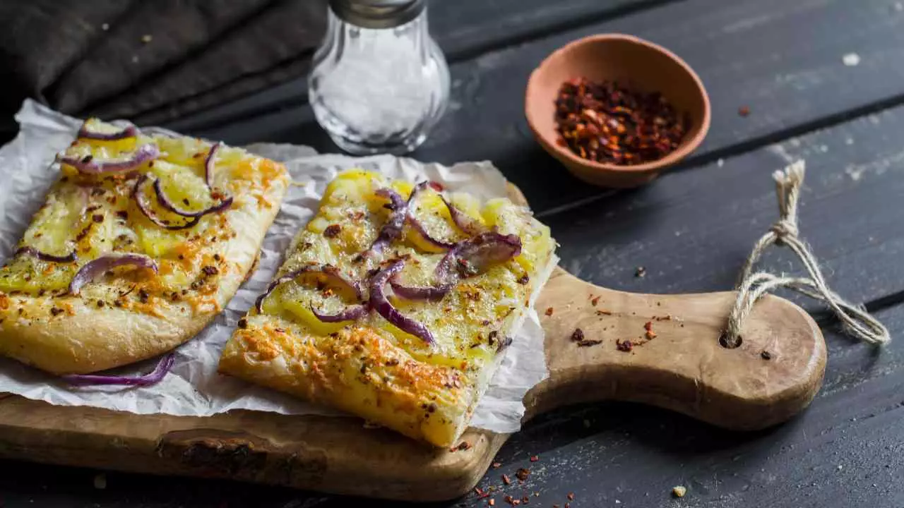 Pizza dengan bawang dan kentang | Resep pedas yang sempurna untuk dinikmati saat makan malam