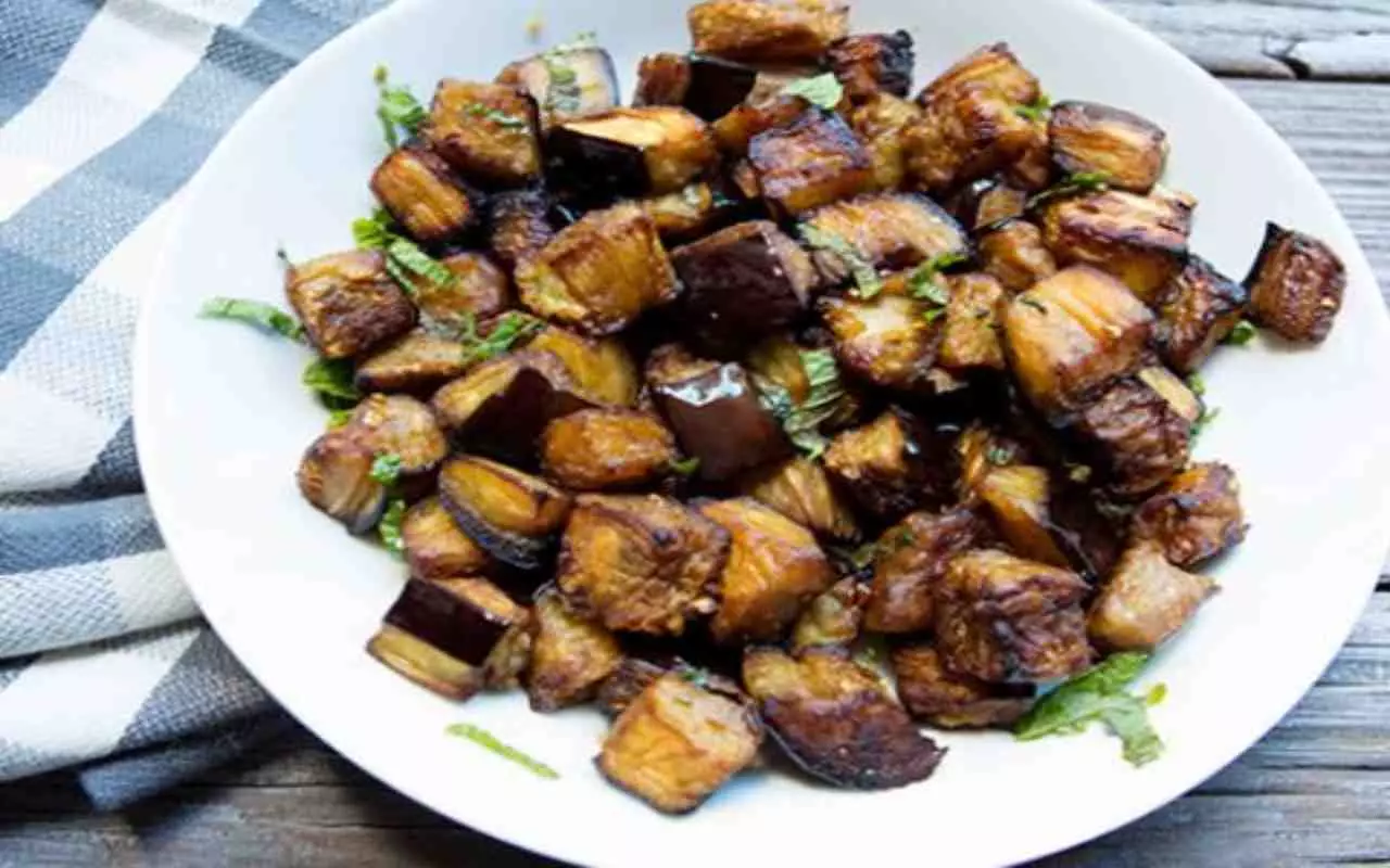 Li-aubergine tse potlakileng ka pane | Ha ho na side dish e bonolo