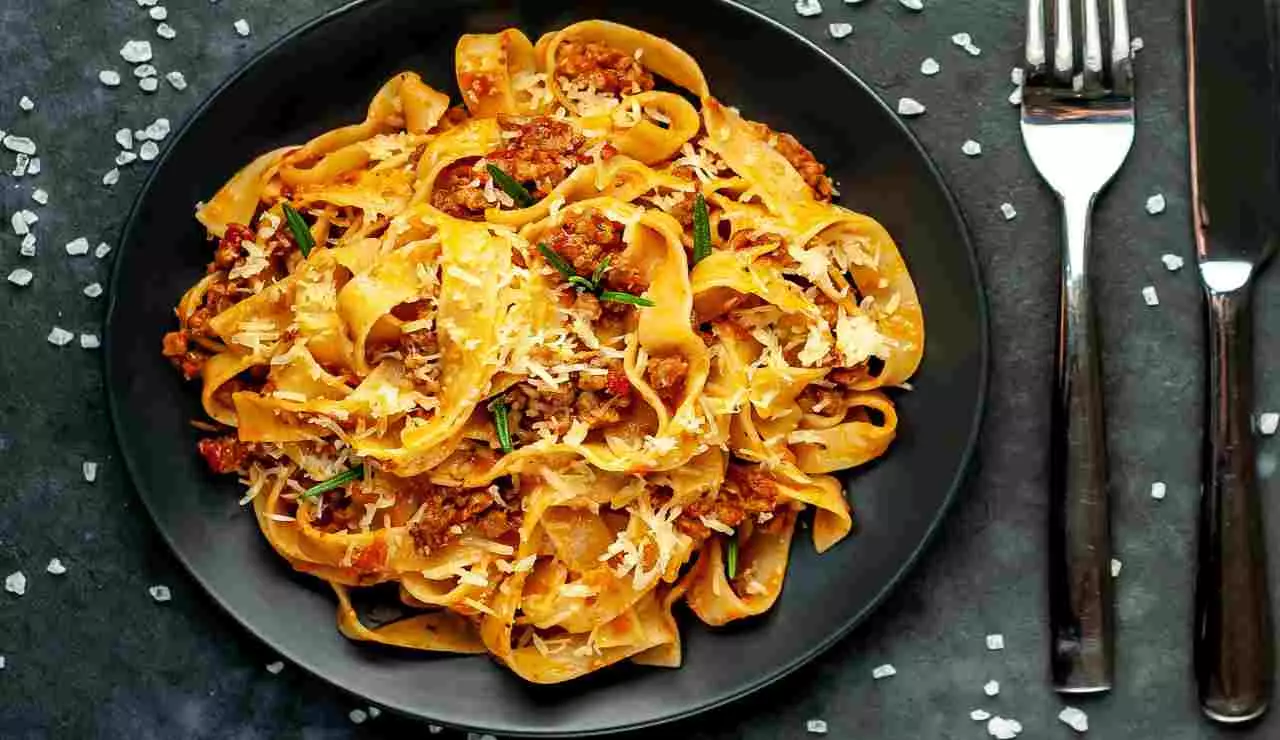 Fettuccine na ugu ude, soseji na cherry tomato | ngwa ngwa na-atọ ụtọ