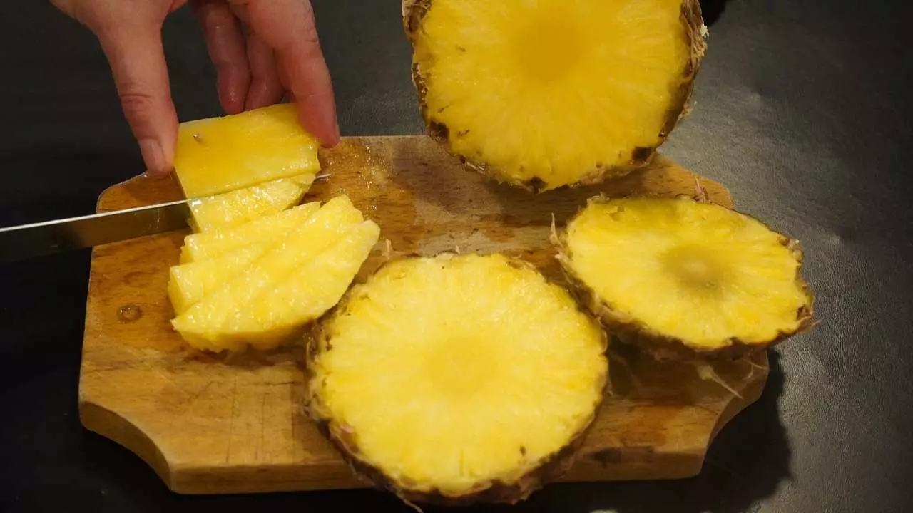 Cu cateva felii de ananas puteti pregati acest desert, nu cel obisnuit