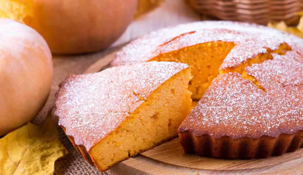 Torta fluffy puree tal-qara ħamra | Snack Delicious u li tistieden 36327_1