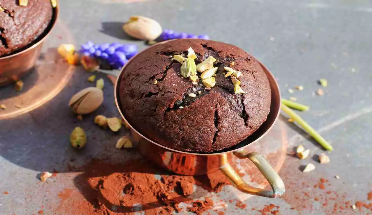 Schokoladen-Cupcake mit weichem Pistazienherz