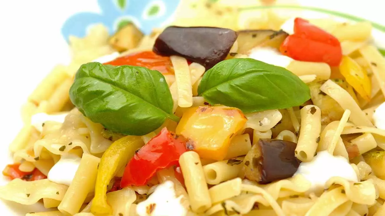 Pasta piperrekin, cherry tomateekin eta berenjena, plater sinplea