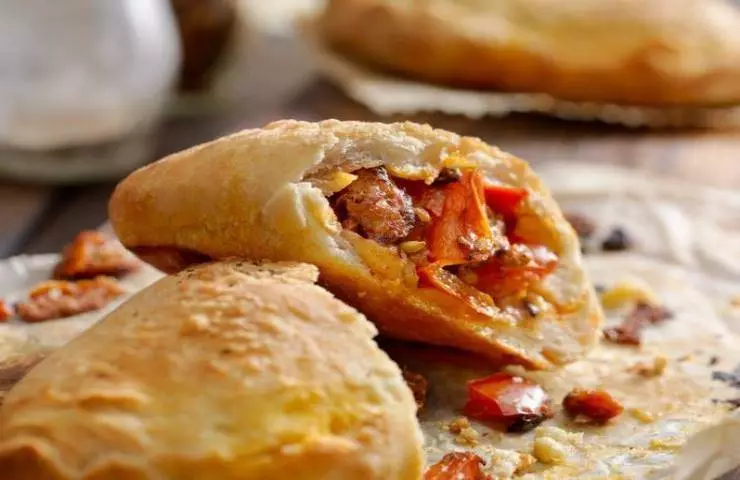 Calzones fritos recheados com linguiça e pimentão