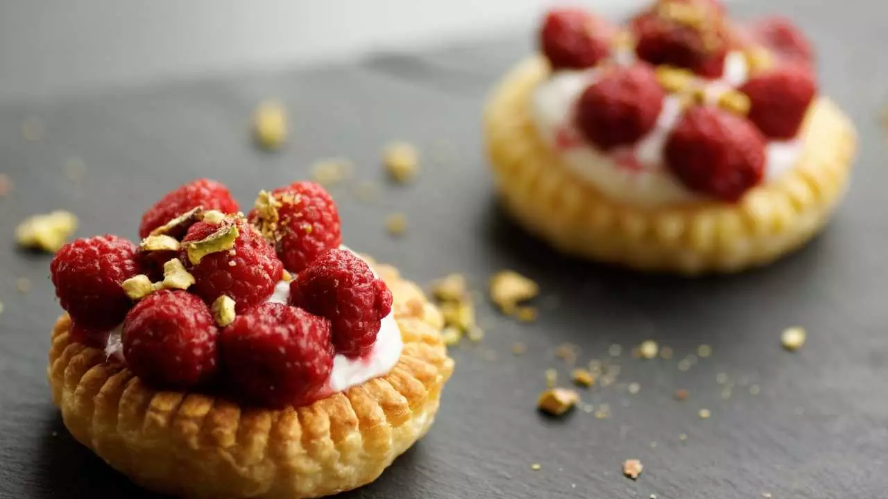 Tartlet dengan krim susu dan raspberry | suguhan kecil untuk liburan