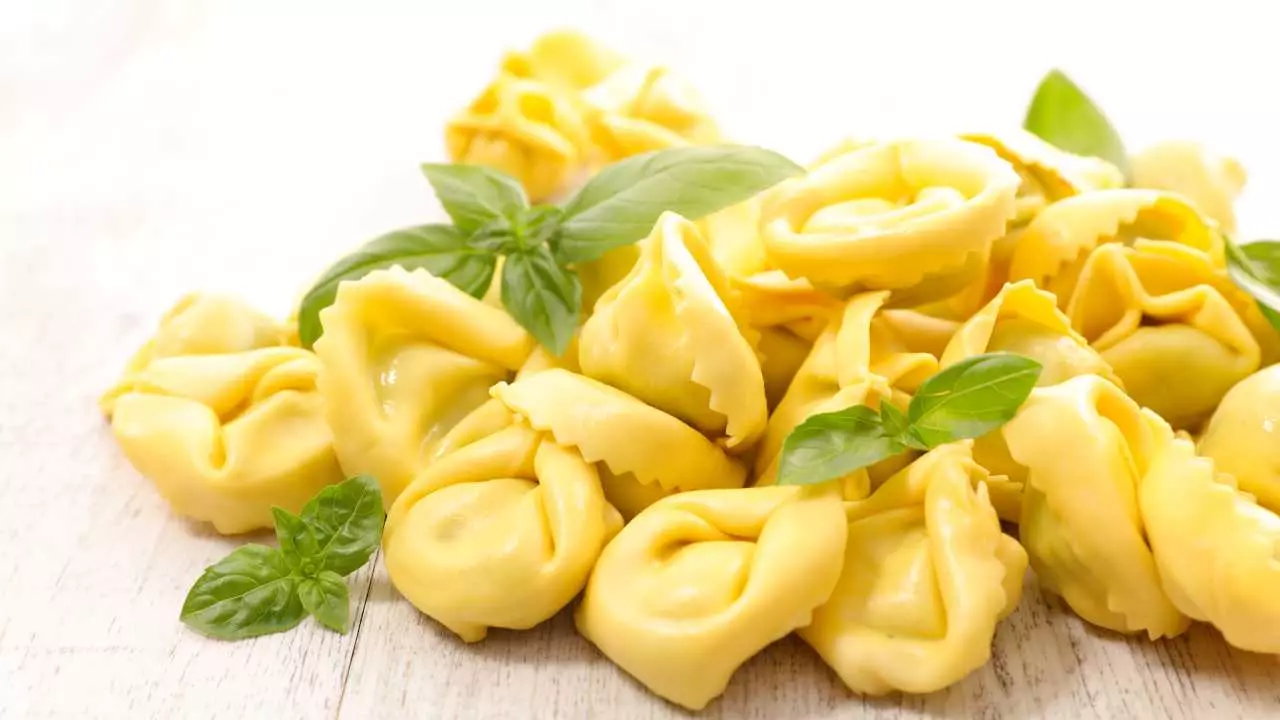 Fritten Tortellini fir de Chrëschtdag Aperitif | Crunchy an einfach ze preparéieren