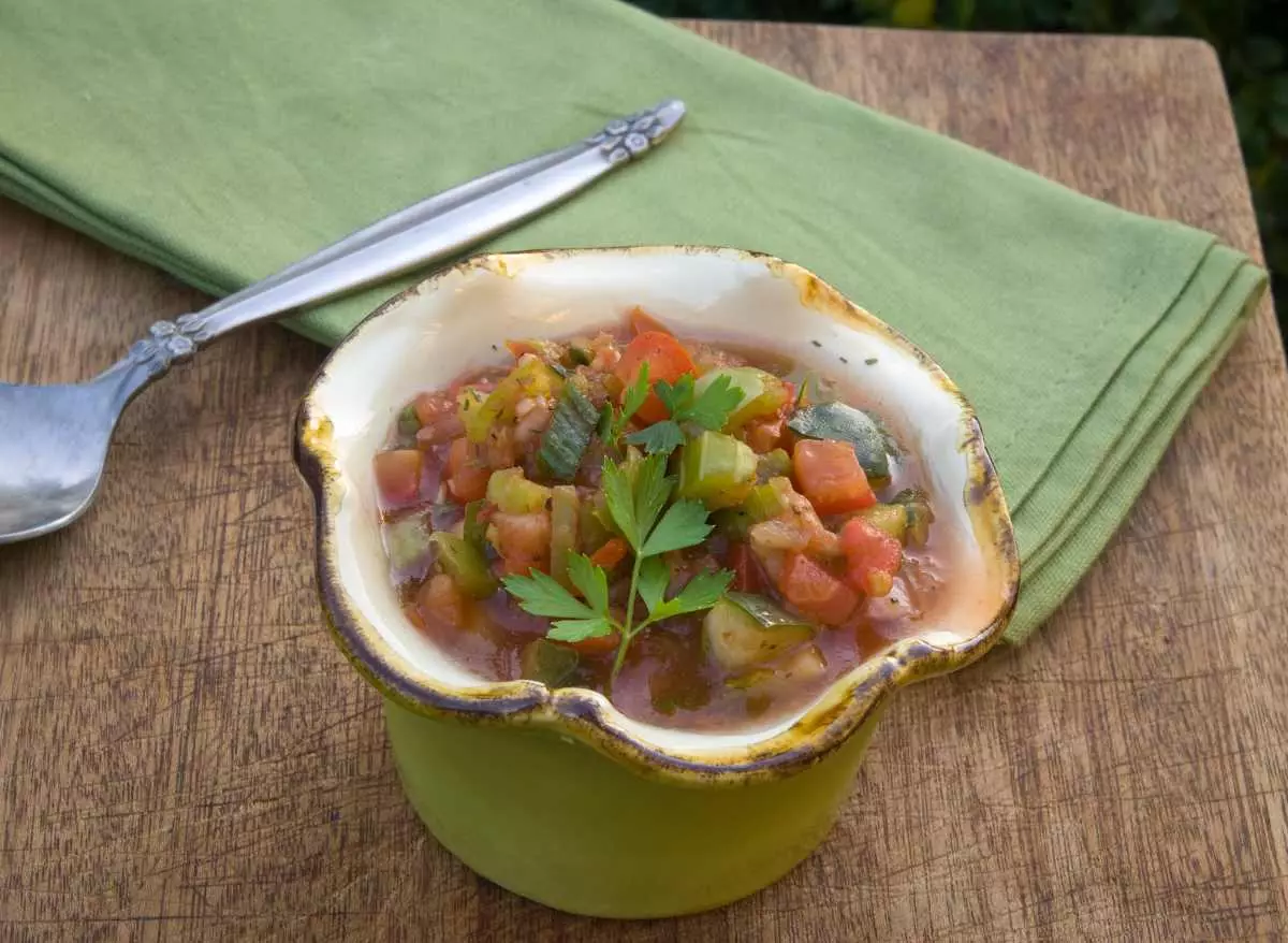 Zomersoep met courgette, aardappelen en tomaten, rustiek en lekker