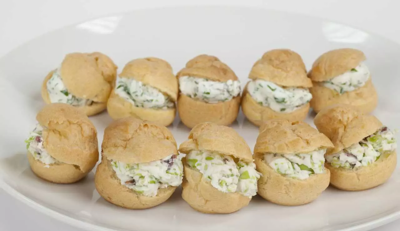 ricotta এবং anchovies সঙ্গে পাফ প্যাস্ট্রি puffs