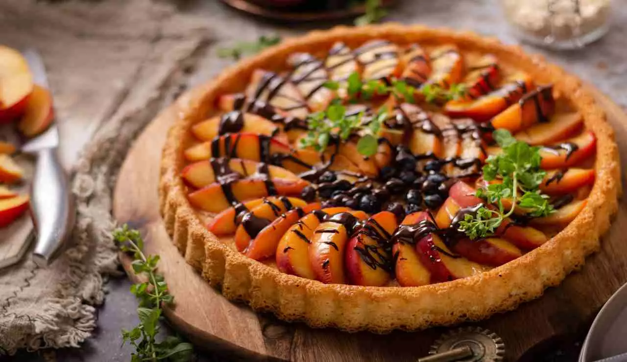 Tart karo coklat mousse lan peaches | khusus lan apik banget