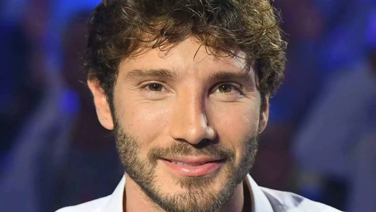 Stefano De Martino makket fans gek mei de jasfans yn 'e keuken | Video