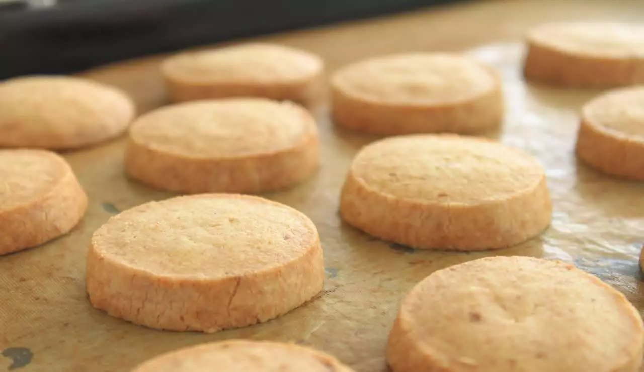 Slim recept zonder verspilling, we bereiden fantastische koekjes zonder boter en lactose met eiwitten en sinaasappel