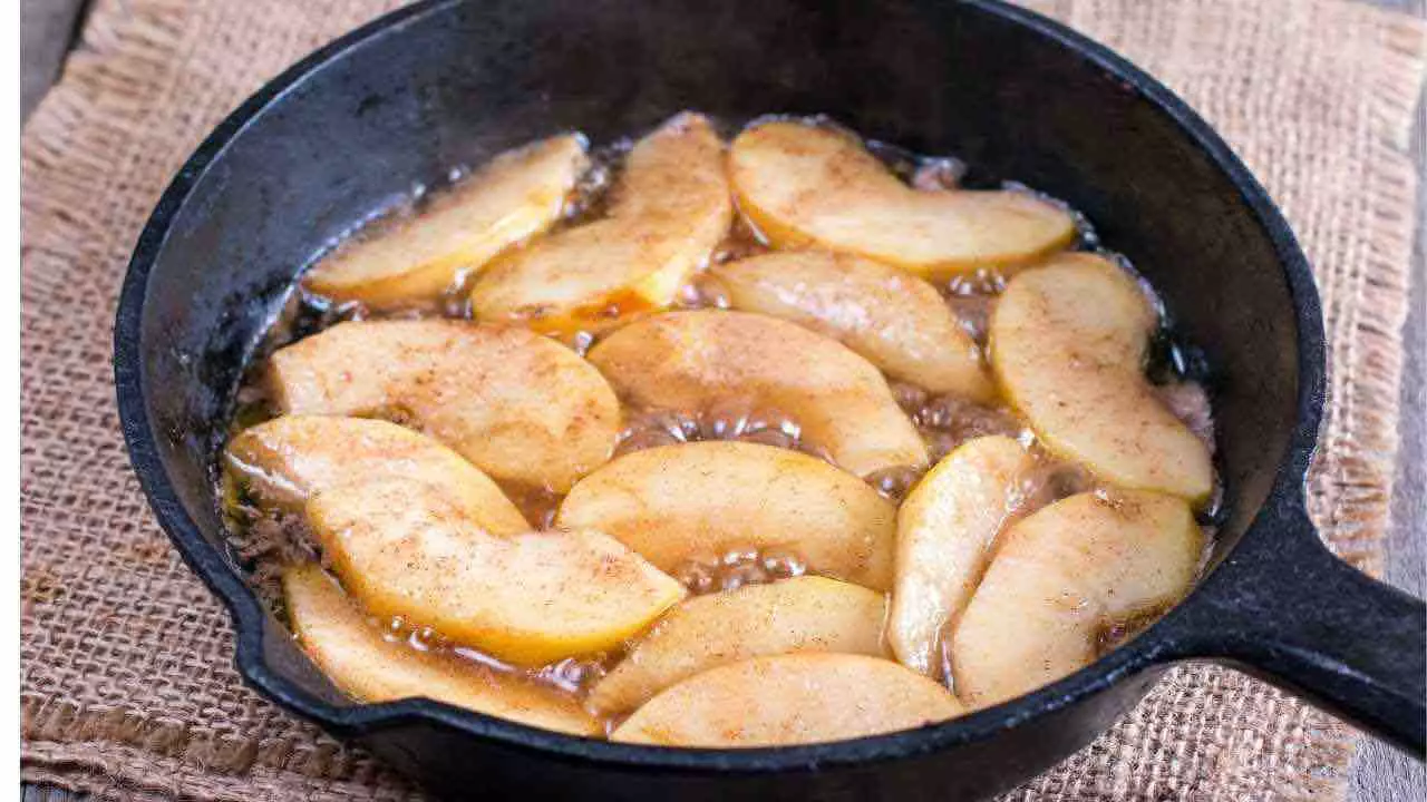 Manzanas cocidas en una sartén receta preparación ingredientes