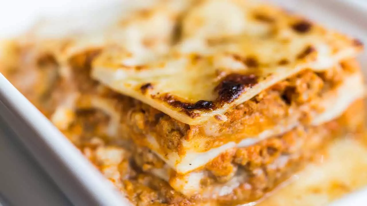 Lasagna dengan labu dan sosej, musim luruh pertama dengan warna dan rasa hangat