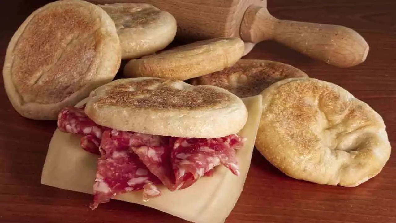 Modenese feet na may cured meats at cheese
