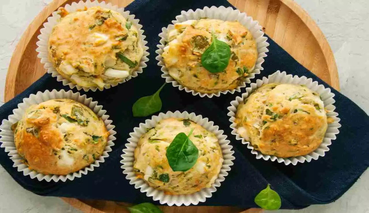 Muffins salgados con robiola, albahaca e cabaciñas | delicioso e invitante