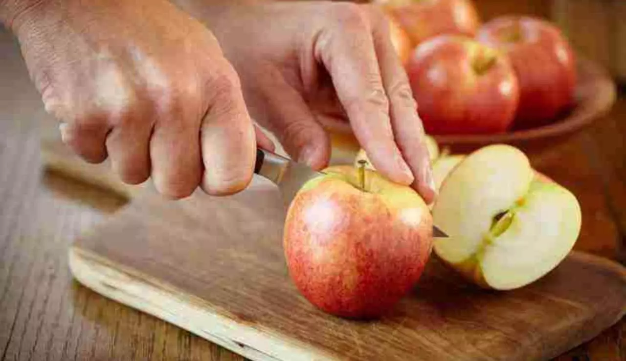 Máte v lednici listové těsto a dvě jablka? Zde je skvělý dezert, který můžete udělat 36641_1