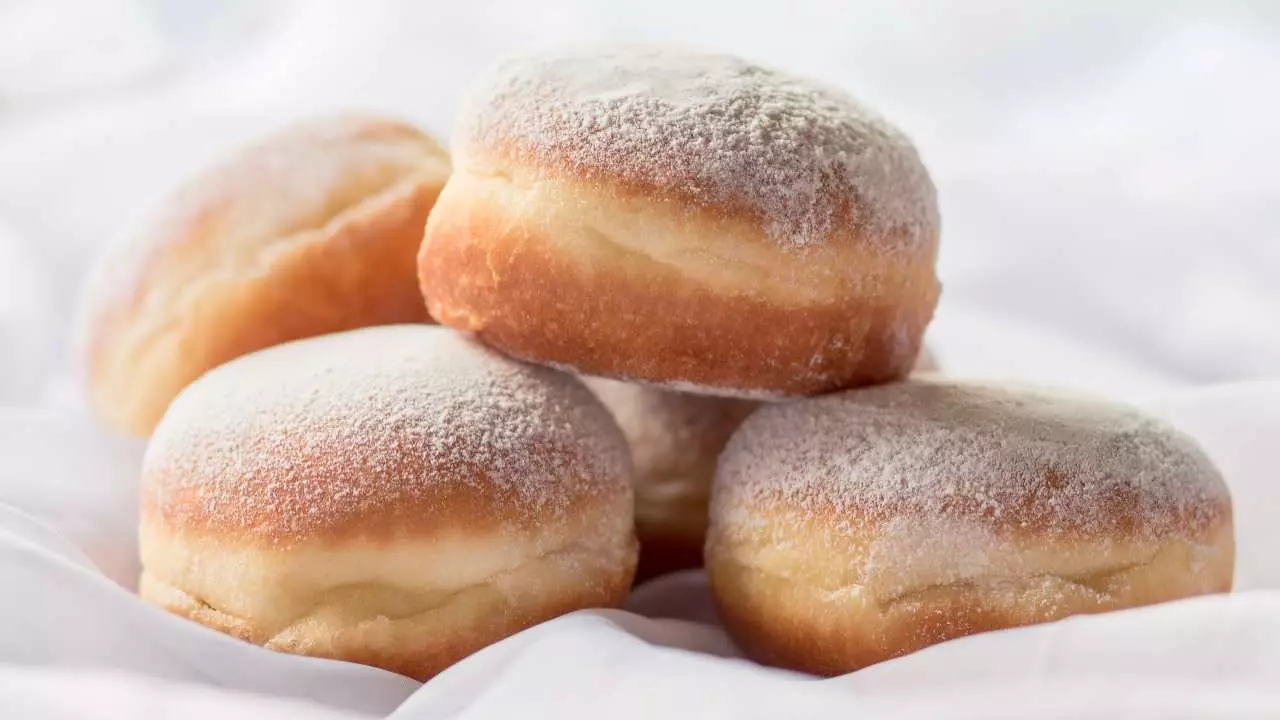 Donuts të butë dhe tërheqës, të përsosur për t'u zhytur në qumësht dhe mbushje