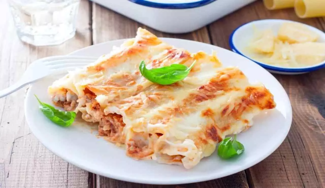 Cannelloni s bílou omáčkou s paprikou a houbami