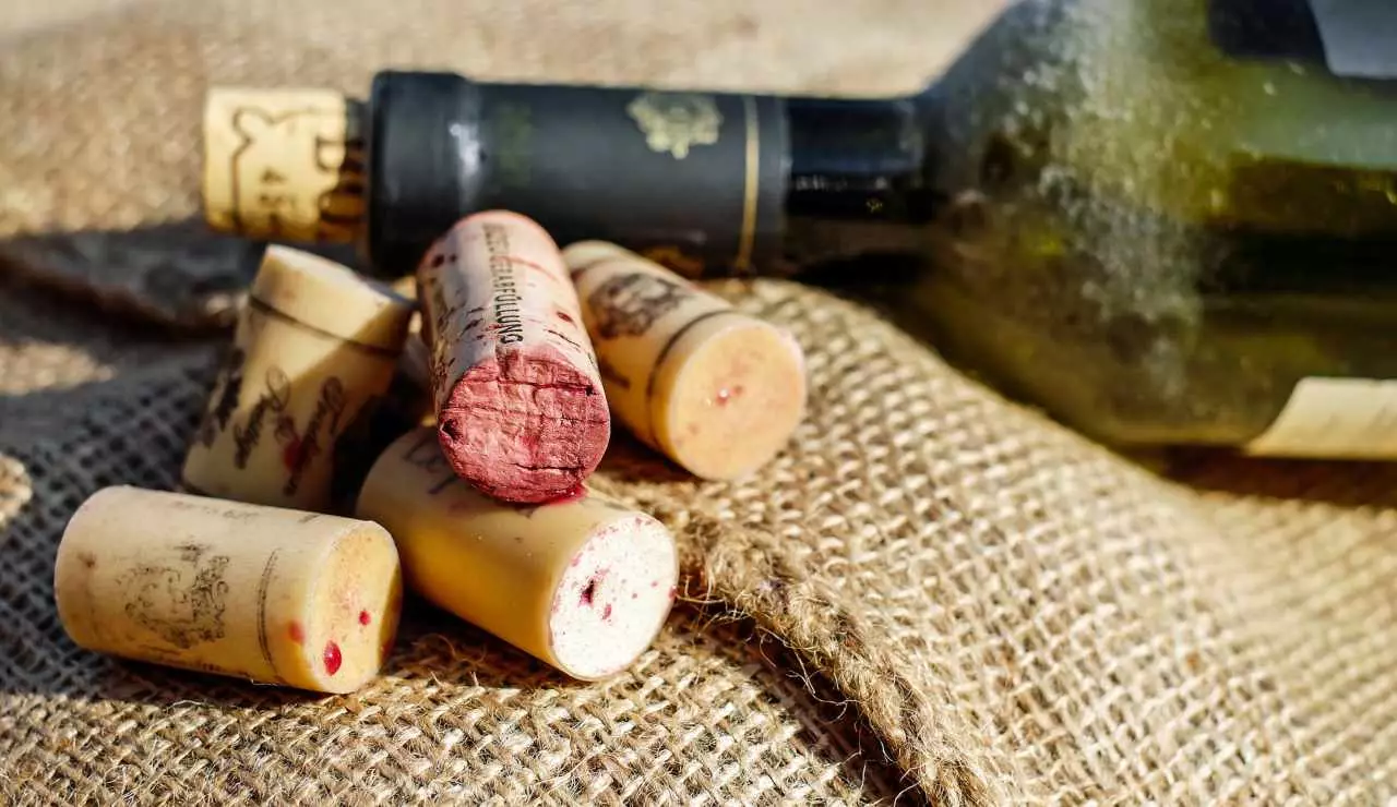 Ị na-echekwa corks na-agba gị ara? Ị kwesịrị ịgụ nke a!