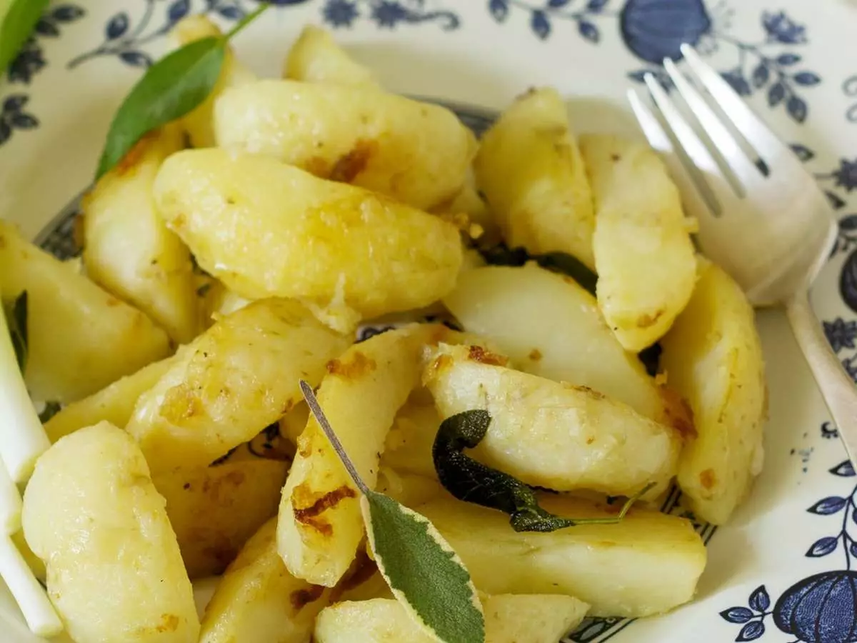 Pan-frittéiert Salbei Gromperen: e ganz lecker Bäilag