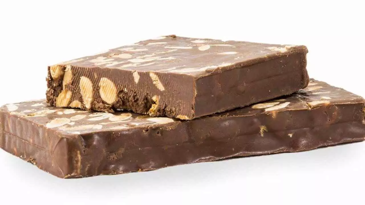 Jinsi ya kutengeneza nougat ya chokoleti na Nutella laini nyumbani